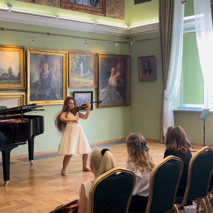 Amanda Zoya Kierun - Violin Photos