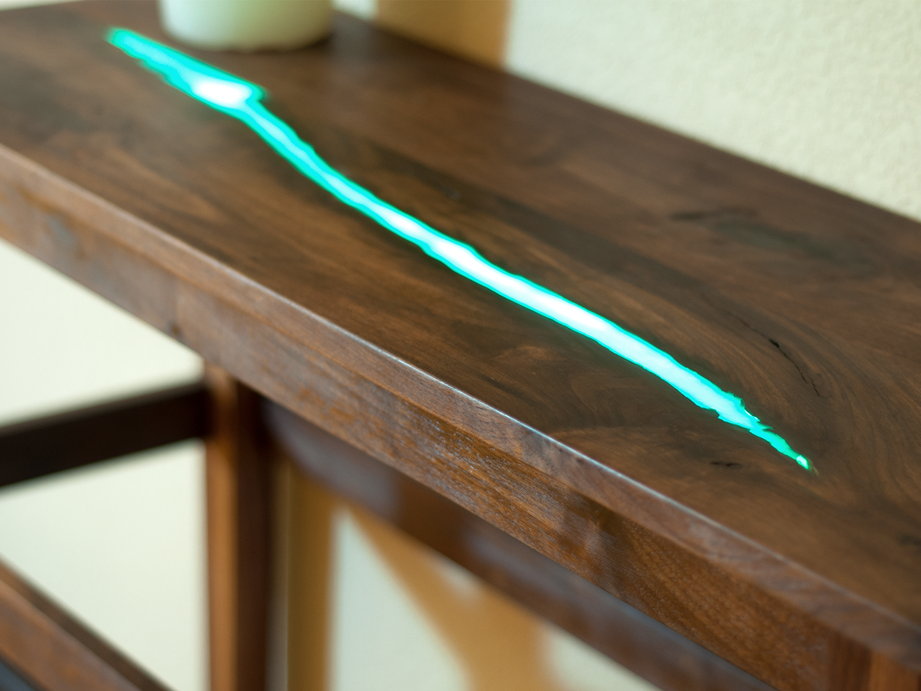 kristen tapping - Rustic: Hand made rustic walnut table