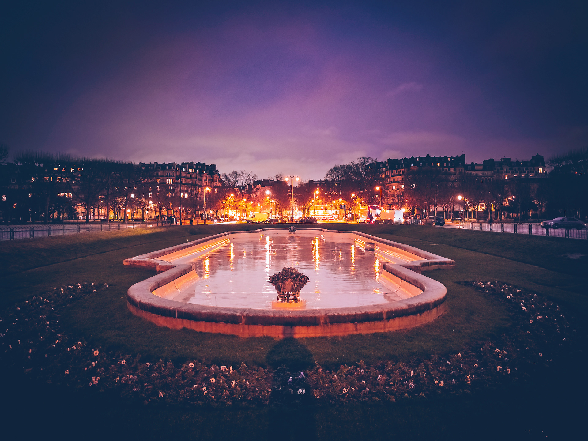 PhotoBreton - A night on the Champs de Mars in Paris