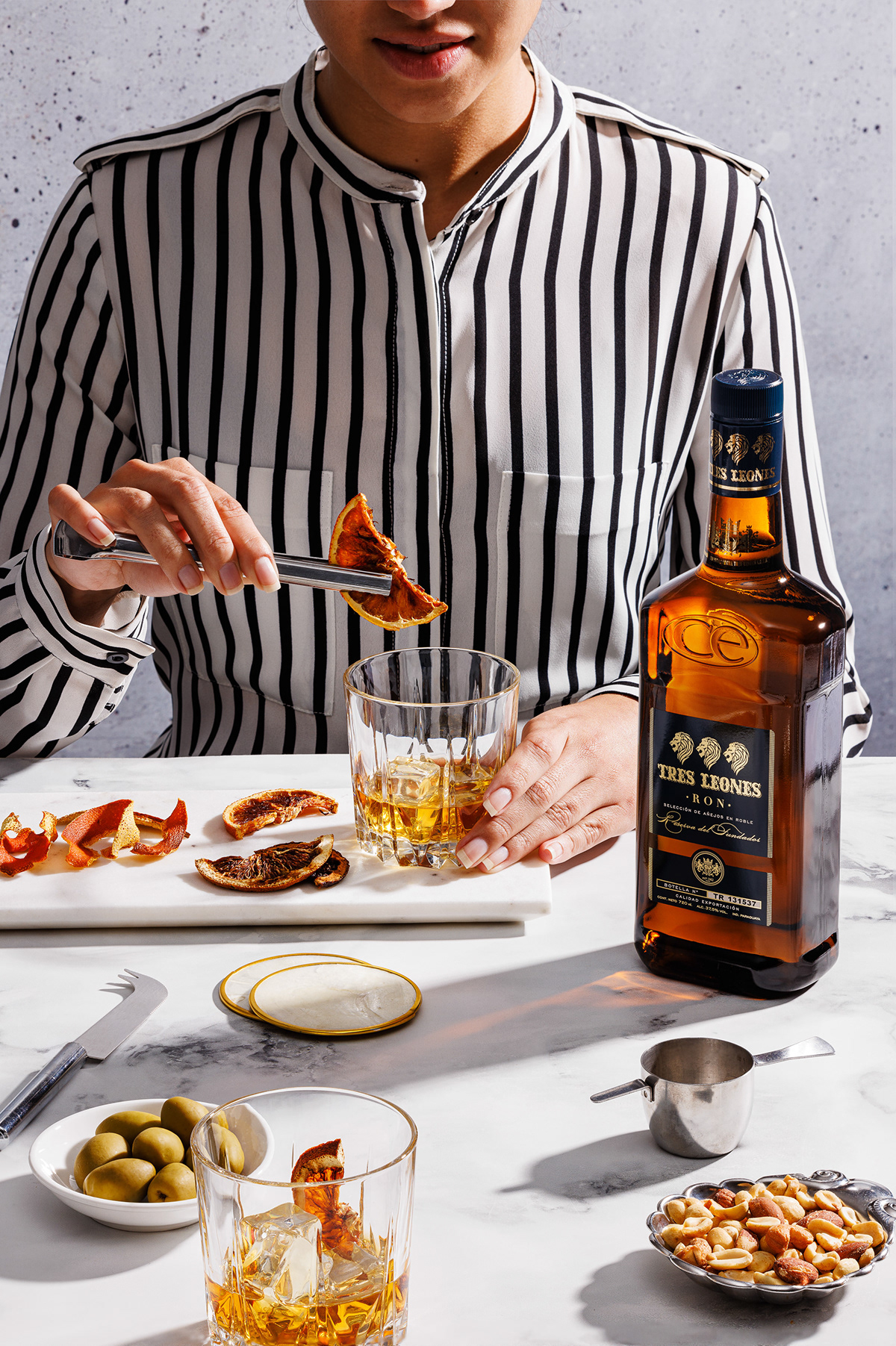 Marko Nara - Fotografo de Productos - Tres Leones - Ron Añejo Servida