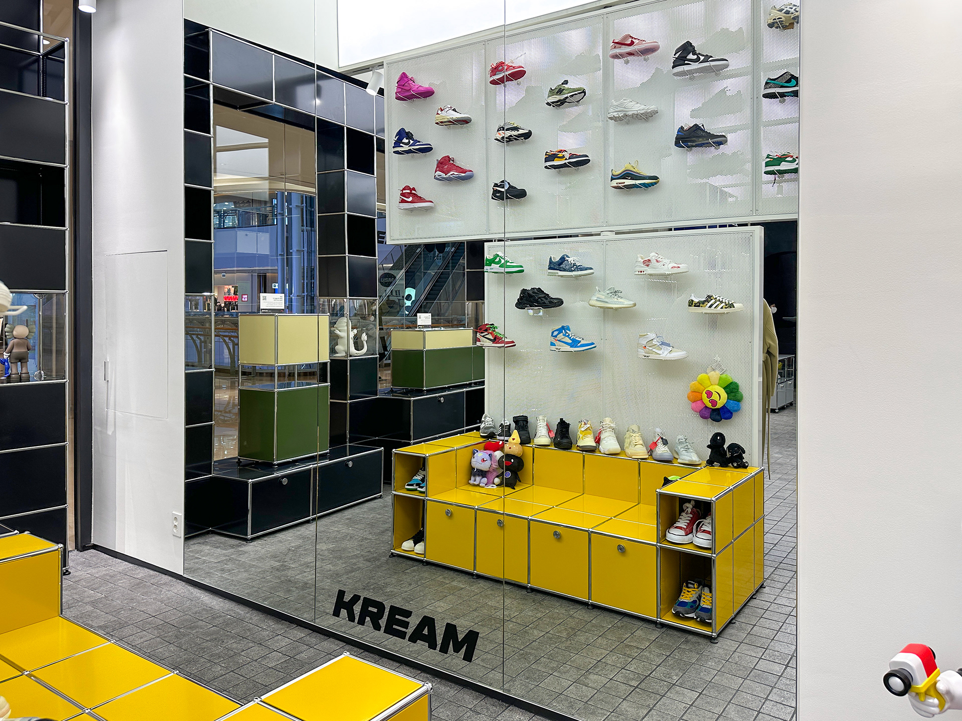 mnmd.studio | 엠앤엠디스튜디오 - KREAM USM collab Pop-up VMD