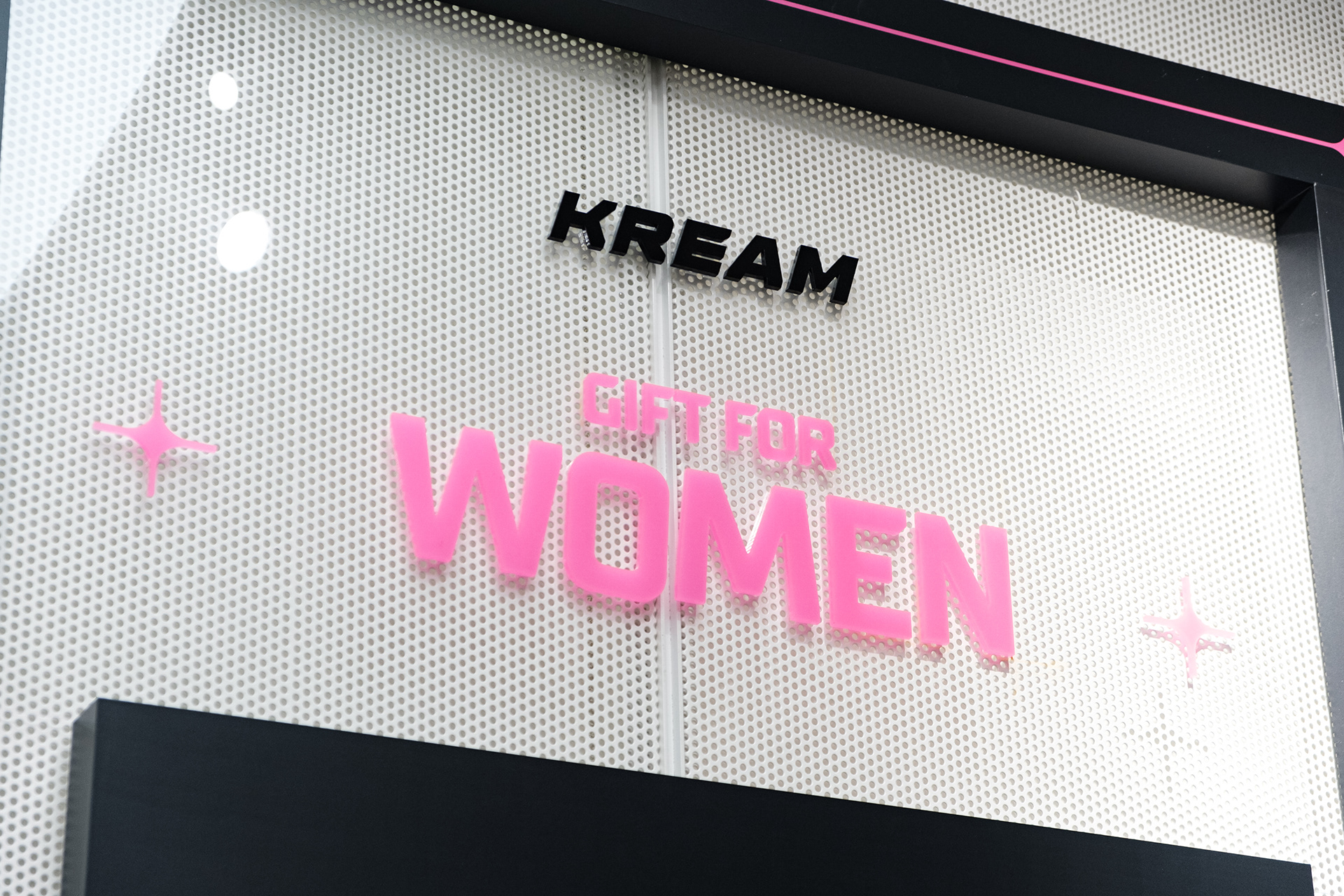 mnmd.studio | 엠앤엠디스튜디오 - KREAM HYPE LOVE Pop-up VMD