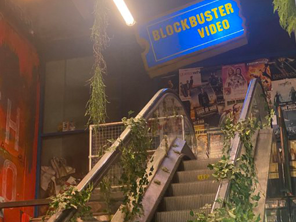 Holiday Catalogue - 리미널 스페이스 (Liminal Space)