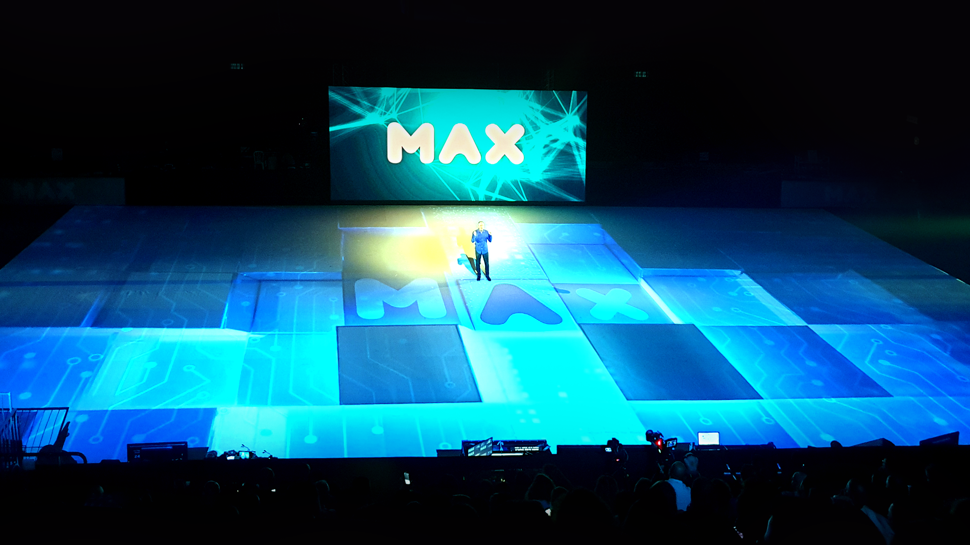 Dusa Design Studio - Leumi Card MAX 2019